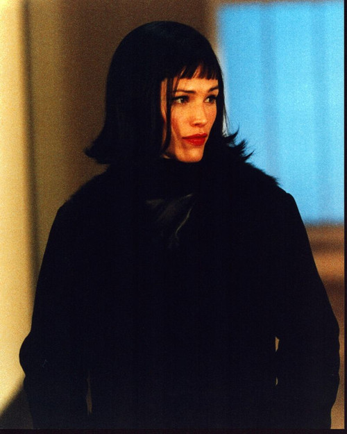 Jennifer Garner In Black Coat And Black Wig For Alias Photo Print (8 x ...