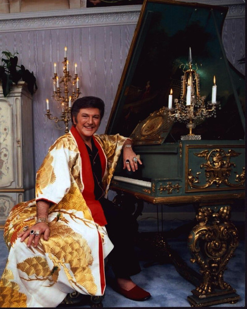 Liberace In Gold Robe At Piano Photo Print (8 x 10) - Posterazzi