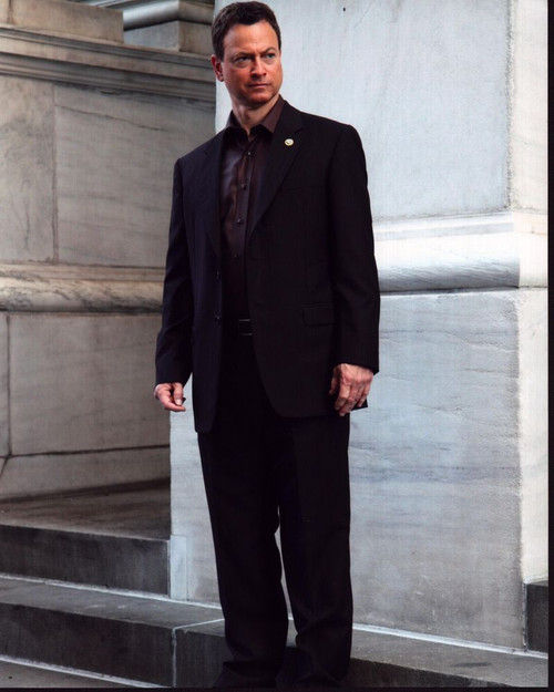 Gary Sinise In Suit On Steps In Csi: Ny Photo Print (8 x 10) - Posterazzi