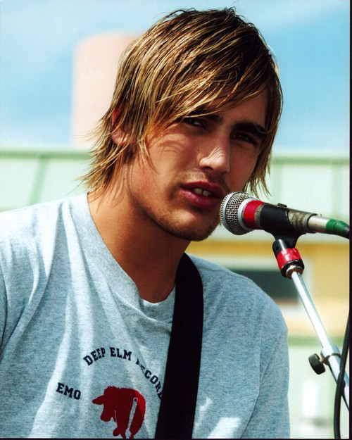 Charlie Simpson Singing Into Microphone Photo Print (8 x 10) - Posterazzi