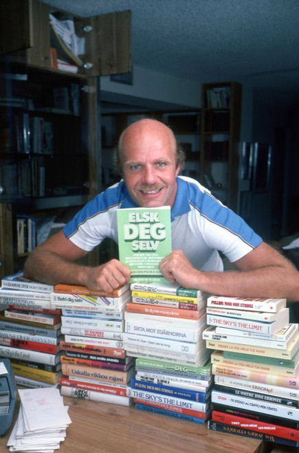 Author Wayne Dyer, posing with the Norwegian version of his New York ...