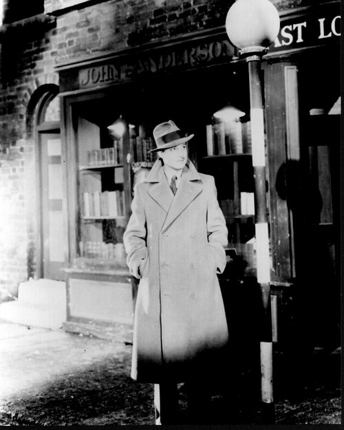 Robert Donat Wearing Trench Coat And Hat In The 39 Steps Black And ...