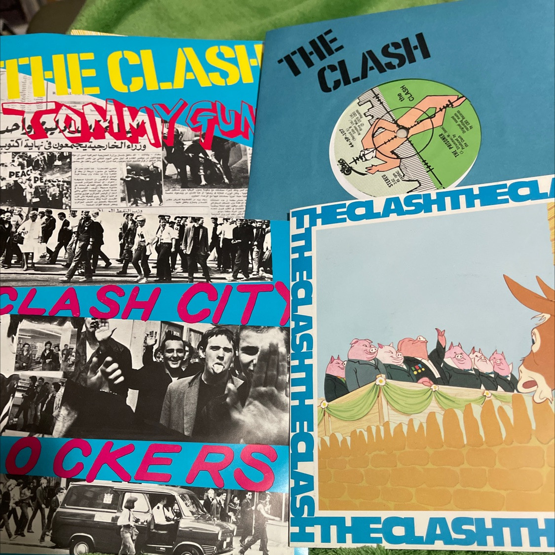 The Clash ~ Singles = シングルズ'77∼'79 (NM/EX) - The Record Centre