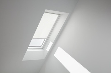 Velux GGL SK06 3070 Manual Centre Pivot White Painted Roof Window ...