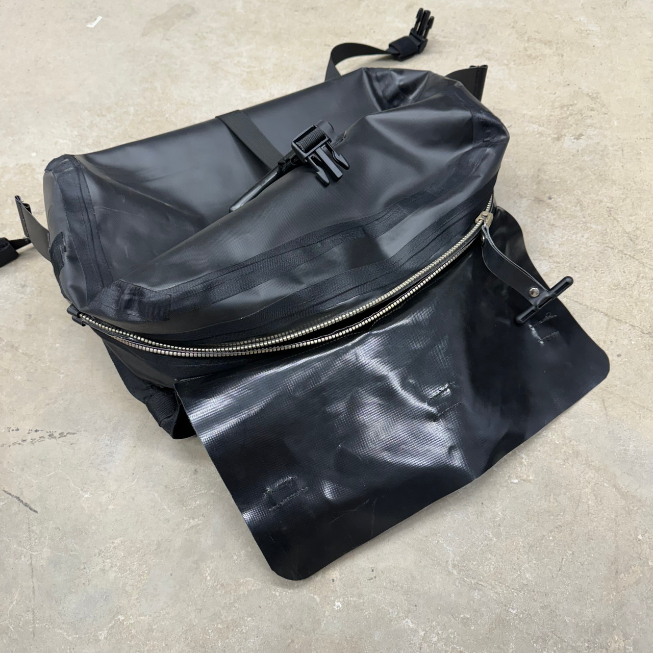 LBT-2684C UW Kangaroo Pouch Black