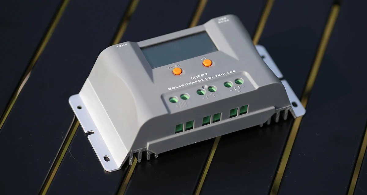 HOW DOES A SOLAR CHARGE CONTROLLER WORK? - Newpowa