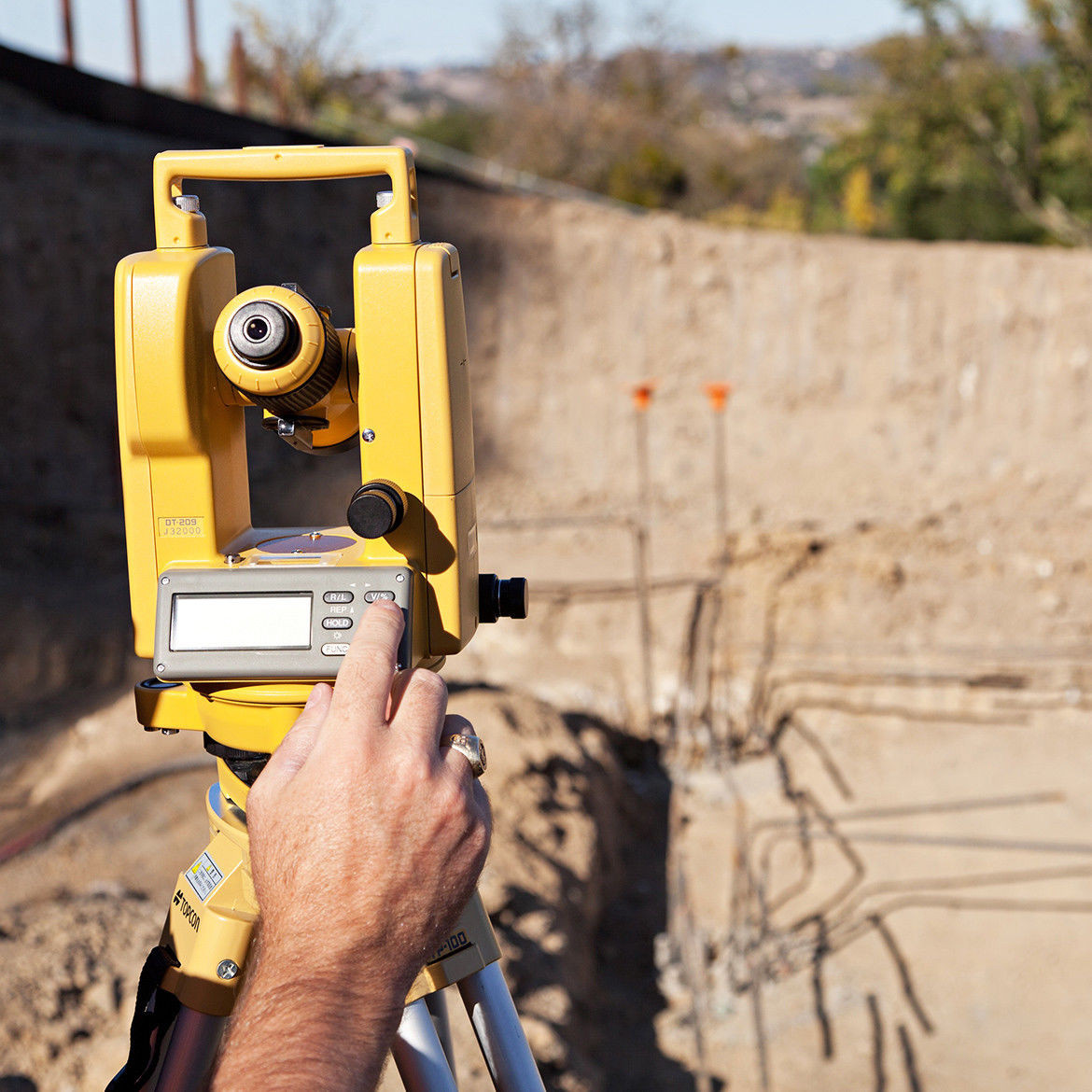 Topcon DT207L Digital Theodolite Kit with Laser and 7 Second Accuracy ...