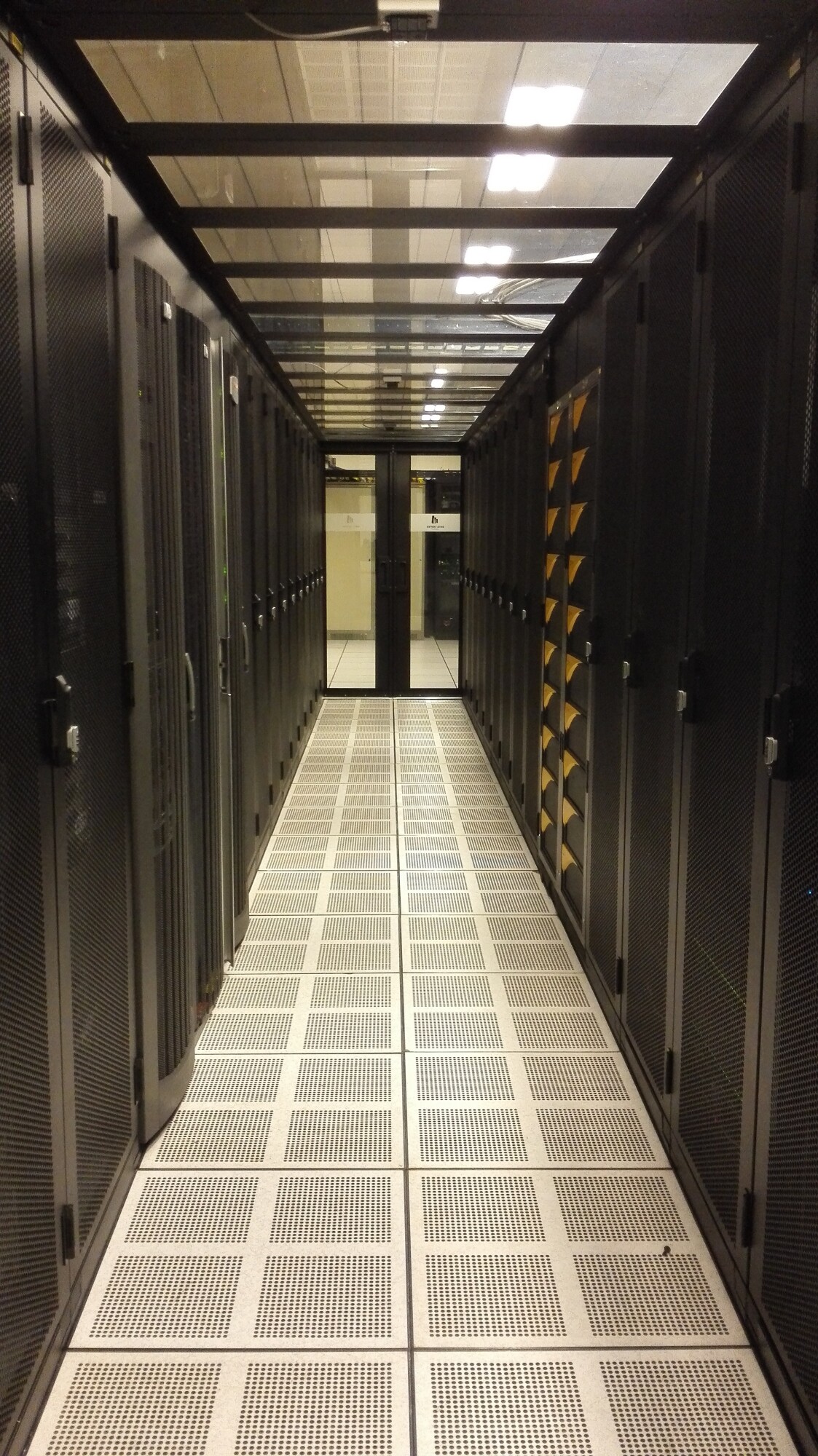 What Is a Server Room and How Does It Work? - Recompute