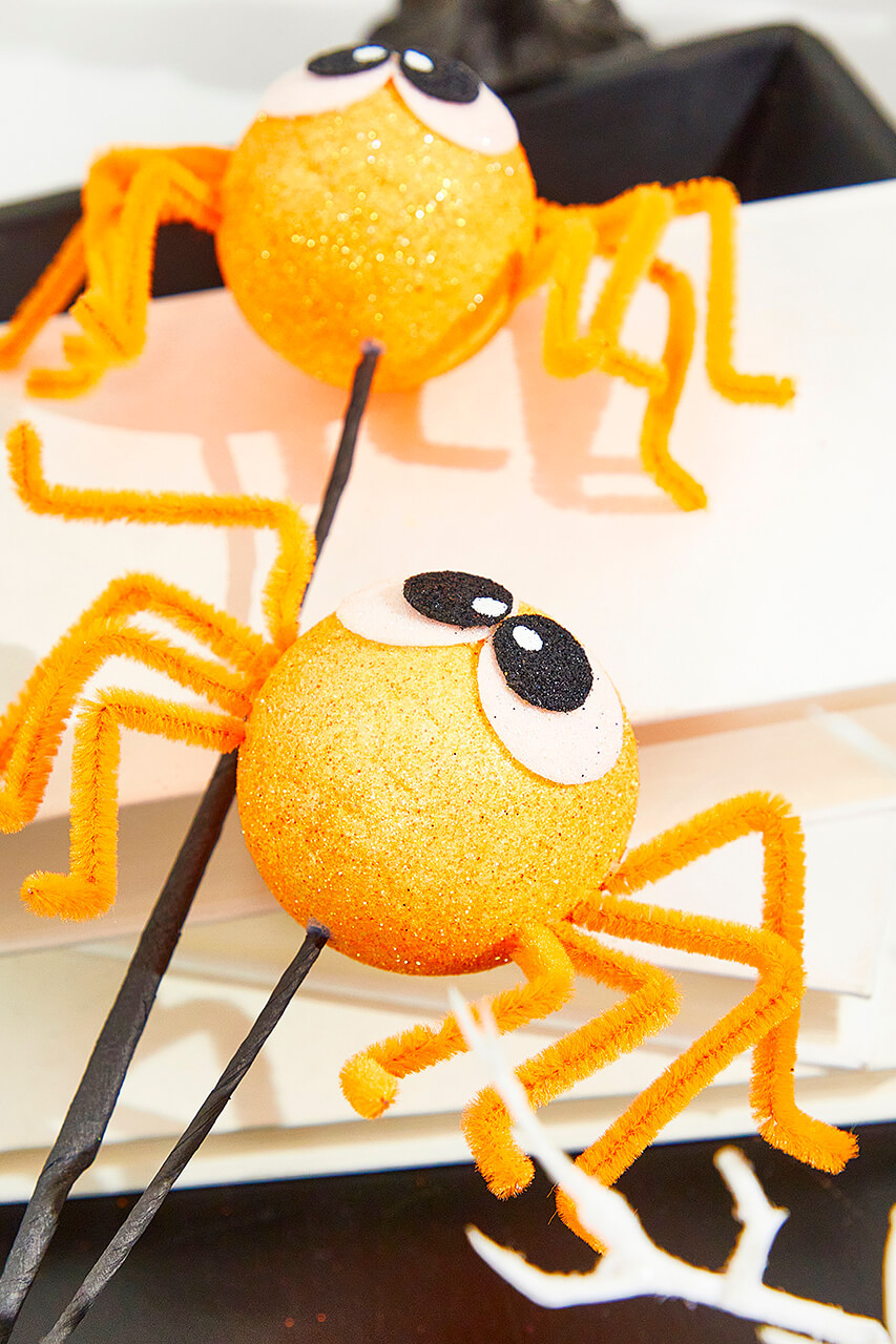 21" Orange Spider Spray - Decorator's Warehouse
