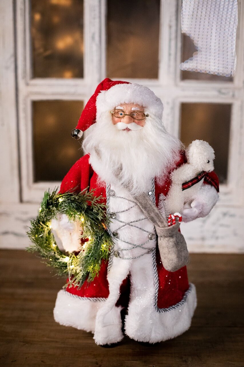 18” Red Santa With Wreath - Decorator's Warehouse