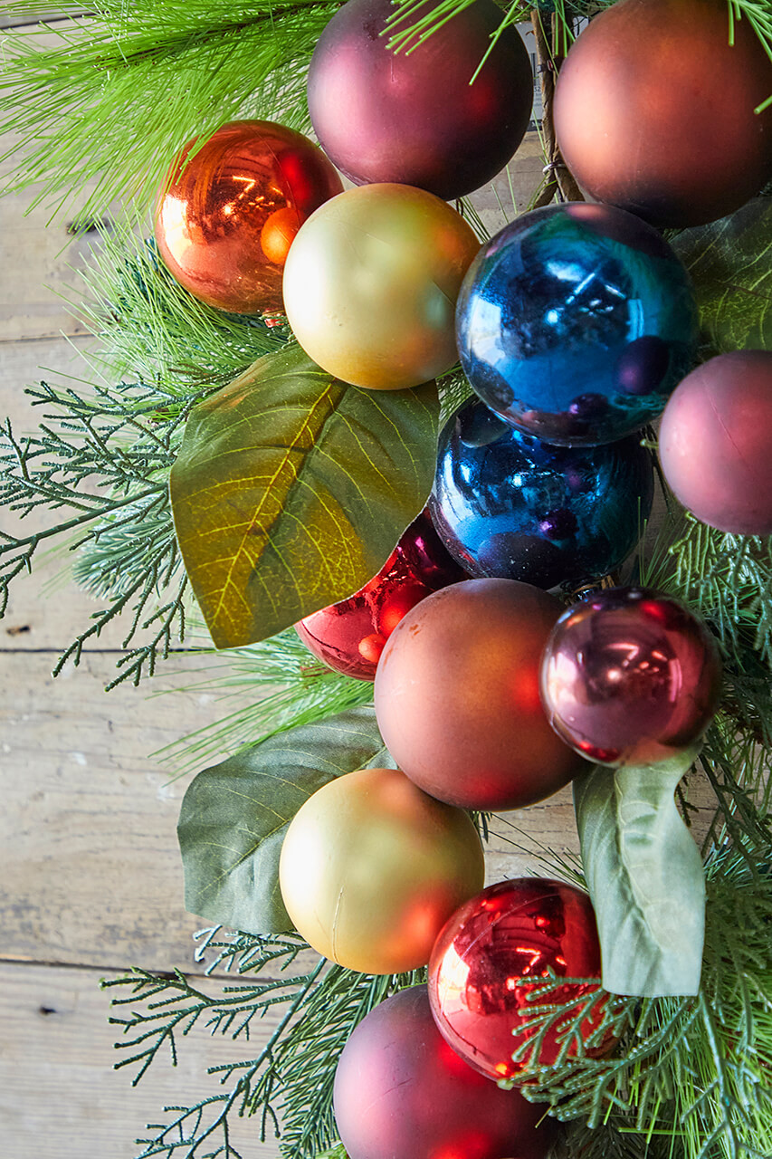 32” Christmas Pine/Ball Swag - Decorator's Warehouse