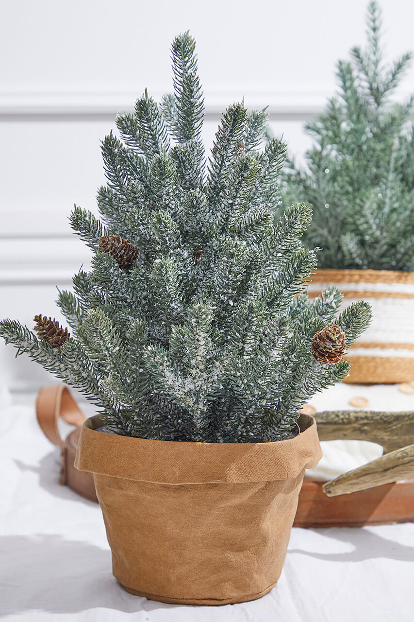 18” Plastic Tree in Basket - Decorator's Warehouse