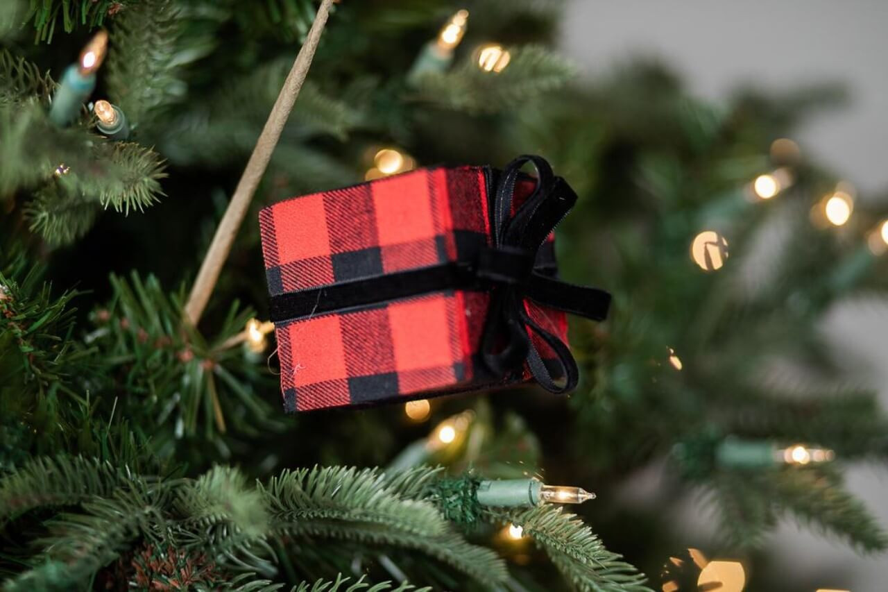 24” Buffalo Plaid Package with Bow Spray - Decorator's Warehouse