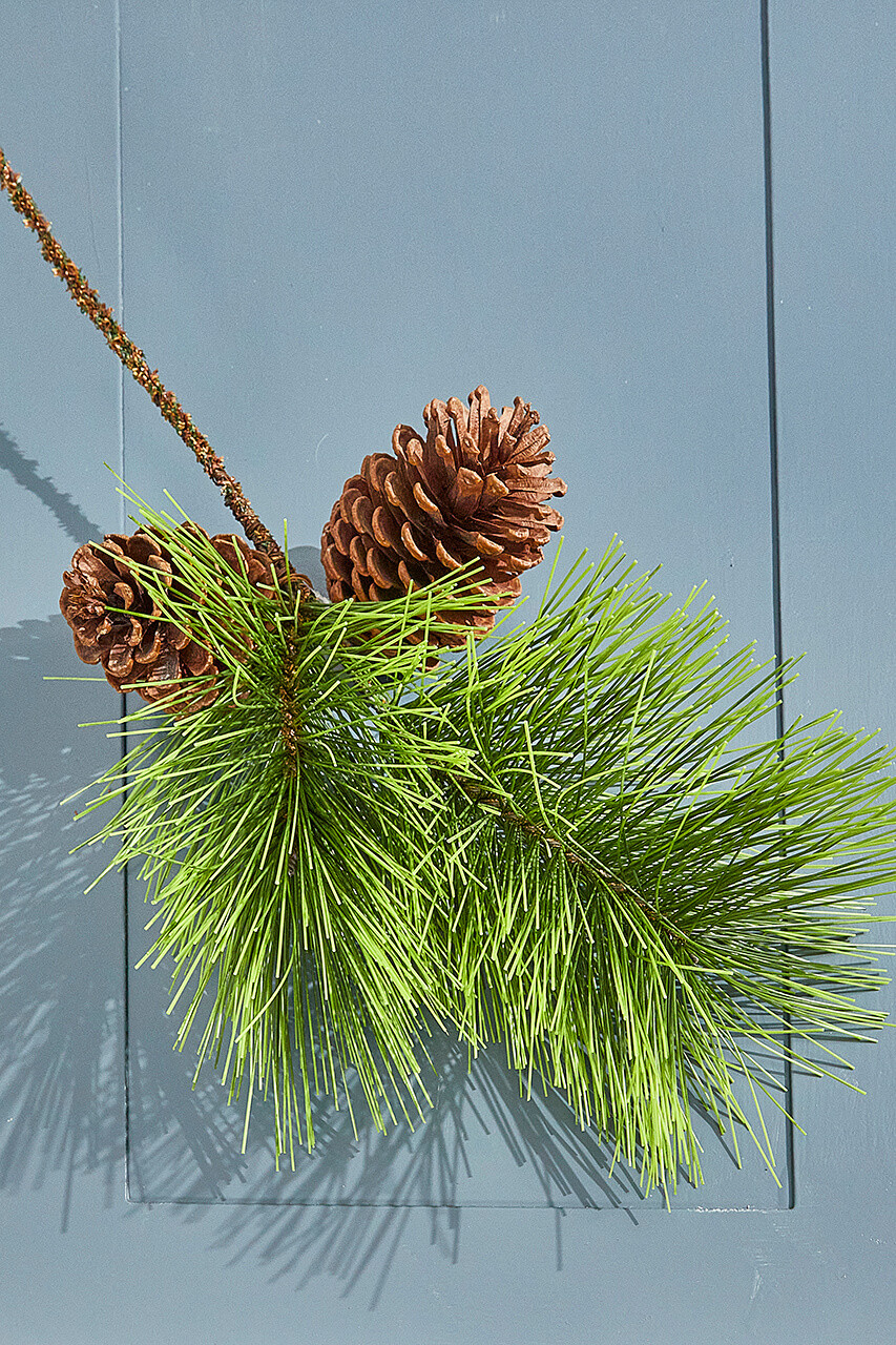 22" Jumbo Pine Spray with Pinecones