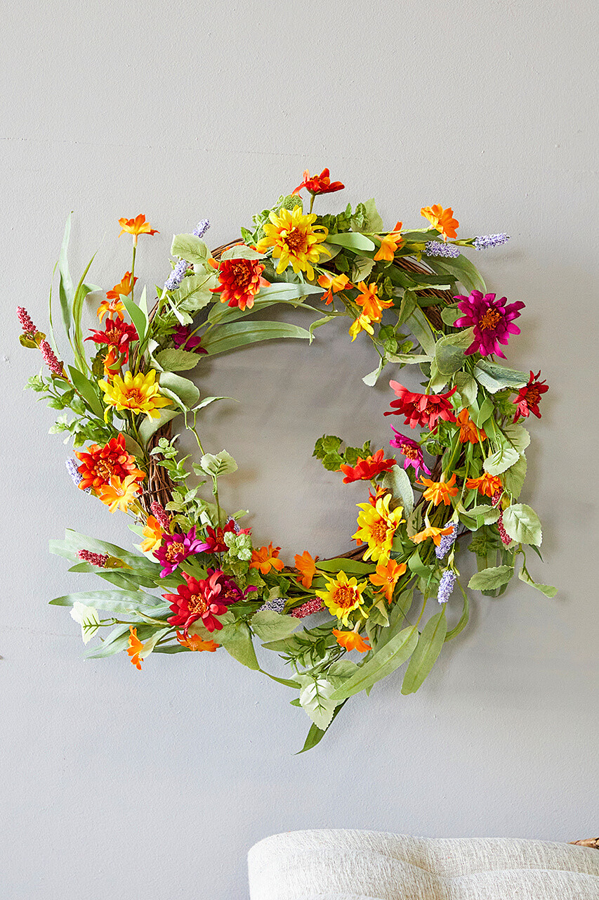 24" Mixed Daisy Wreath - Decorator's Warehouse