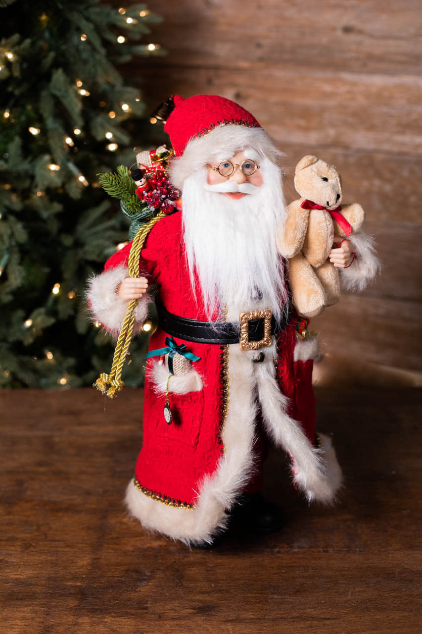 18” Red Santa With Wreath - Decorator's Warehouse