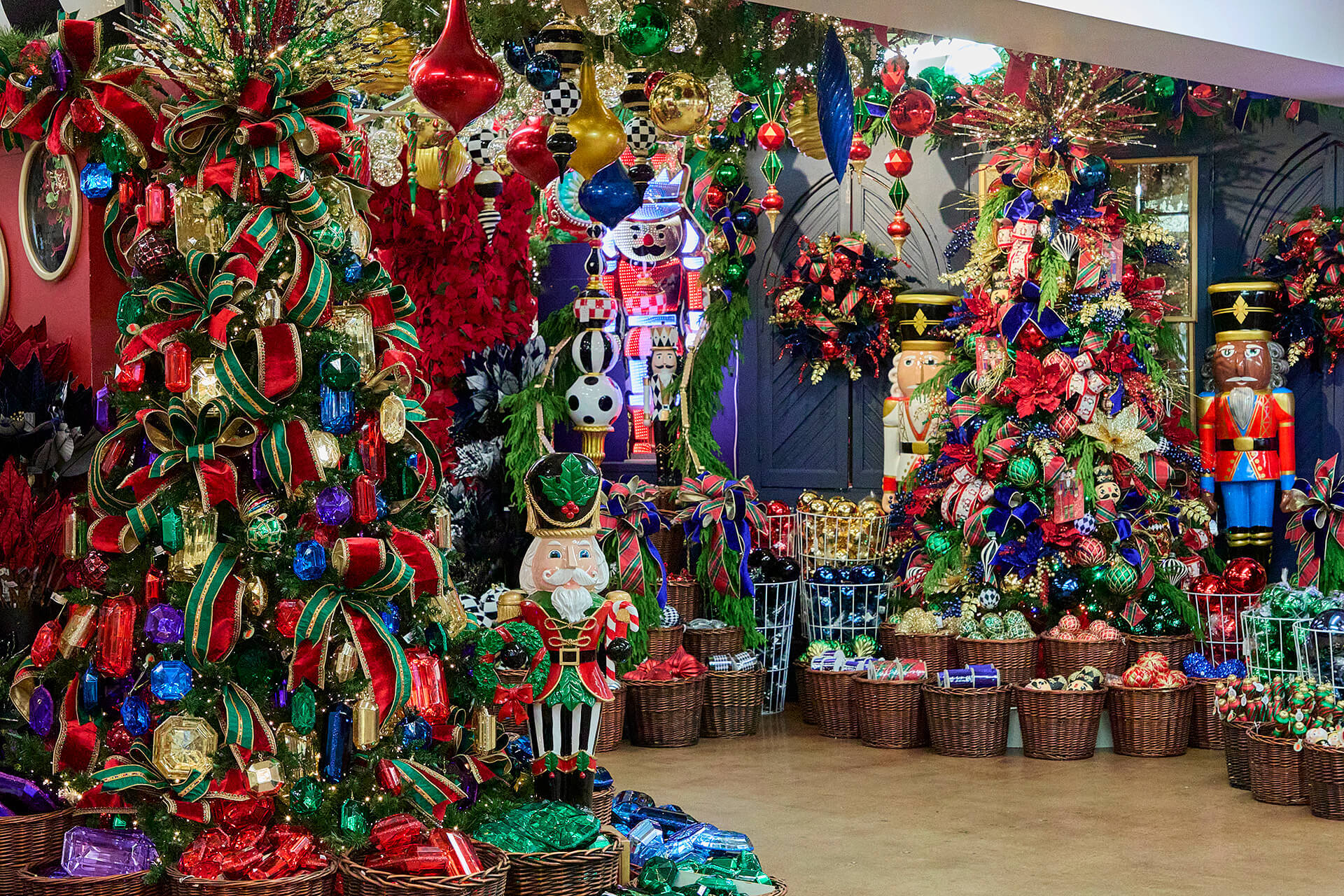 Christmas Lighted Decor & Decorations | Christmas Tree Store & Ideas