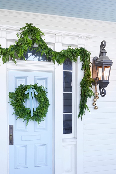 Decorating Your Christmas Wreath: A Quick Tutorial - Decorator's Warehouse