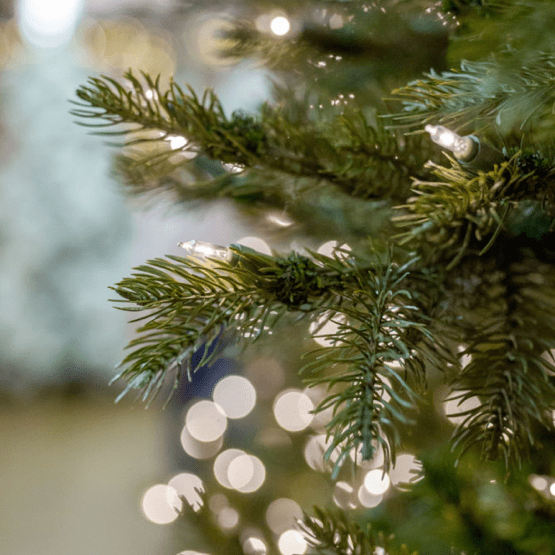 How To Choose an Artificial Christmas Tree - Decorator's Warehouse