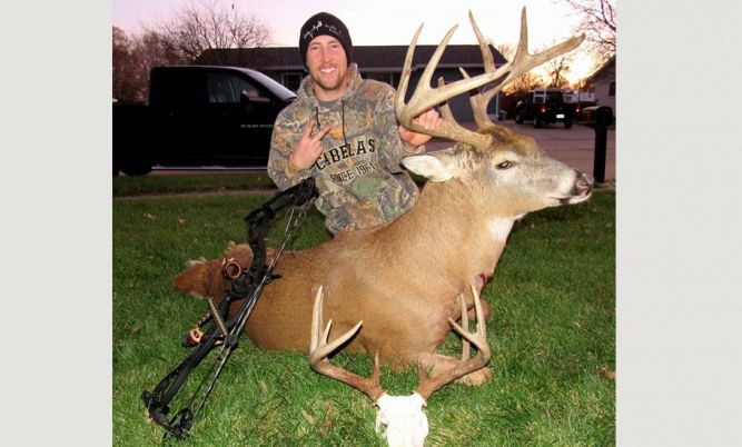 DECOYING FARM COUNTRY WHITETAILS - Montana Decoy
