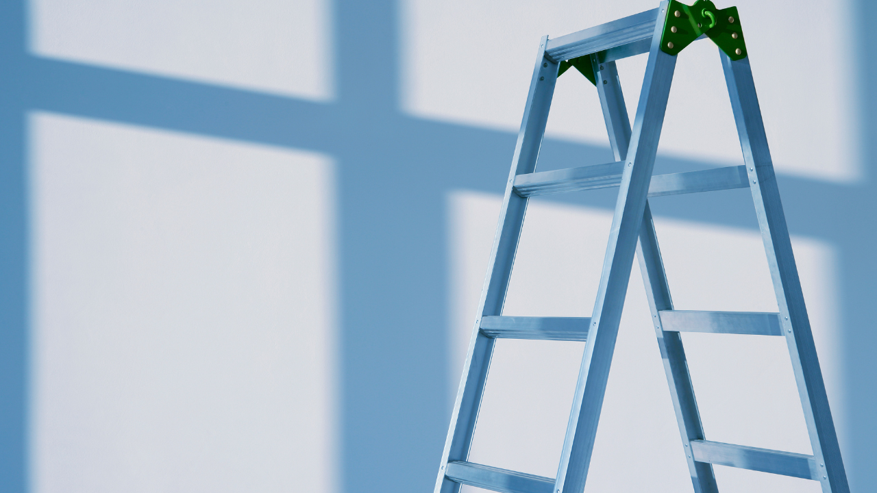 Aluminum Ladders: Pros and Cons vs. Fiberglass